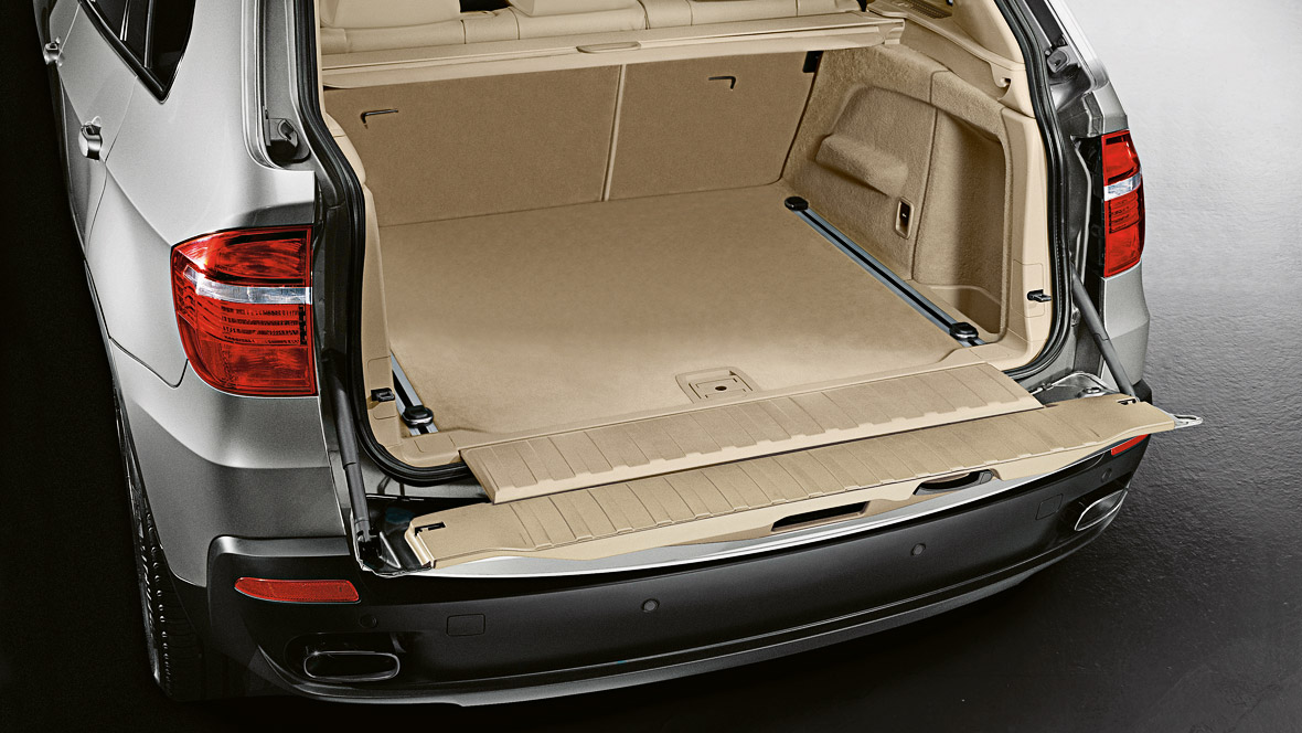 BMW lashing rails in luggage compartment